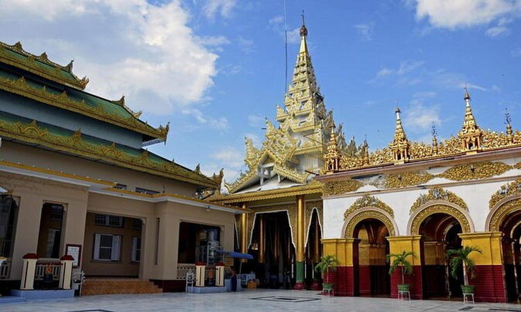 Mahamuni Pagoda and an impressive golden statue